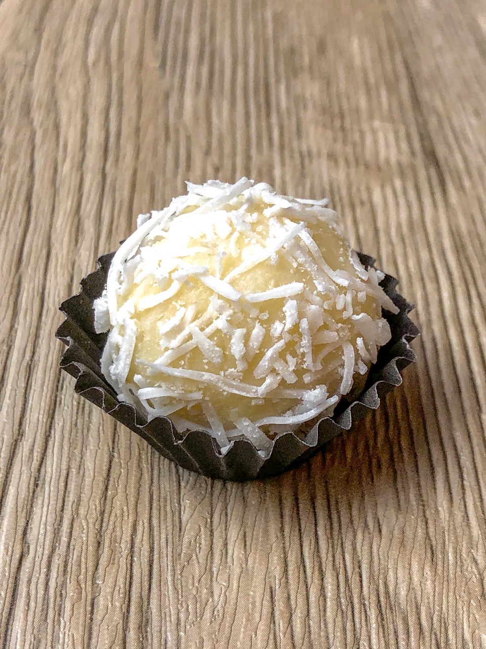 DOCINHO ARTESANAL DE COCO COM CHOCOLATE BRANCO - Mana Flores | Hotmart