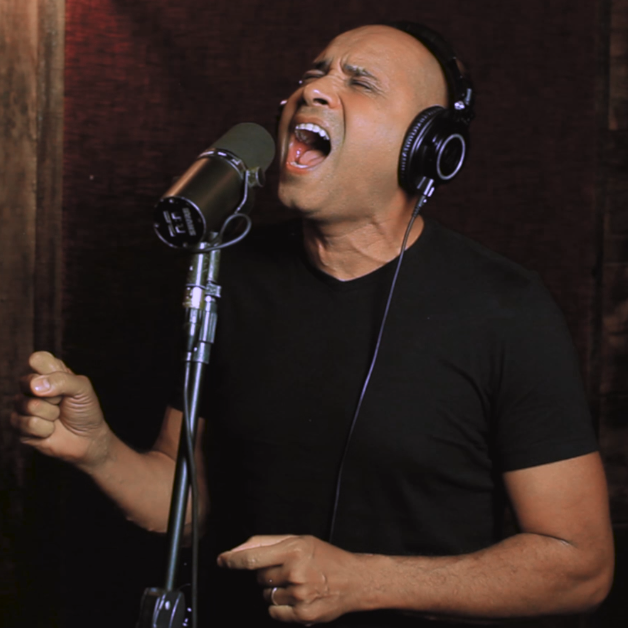 Canto com sentimento e técnica.