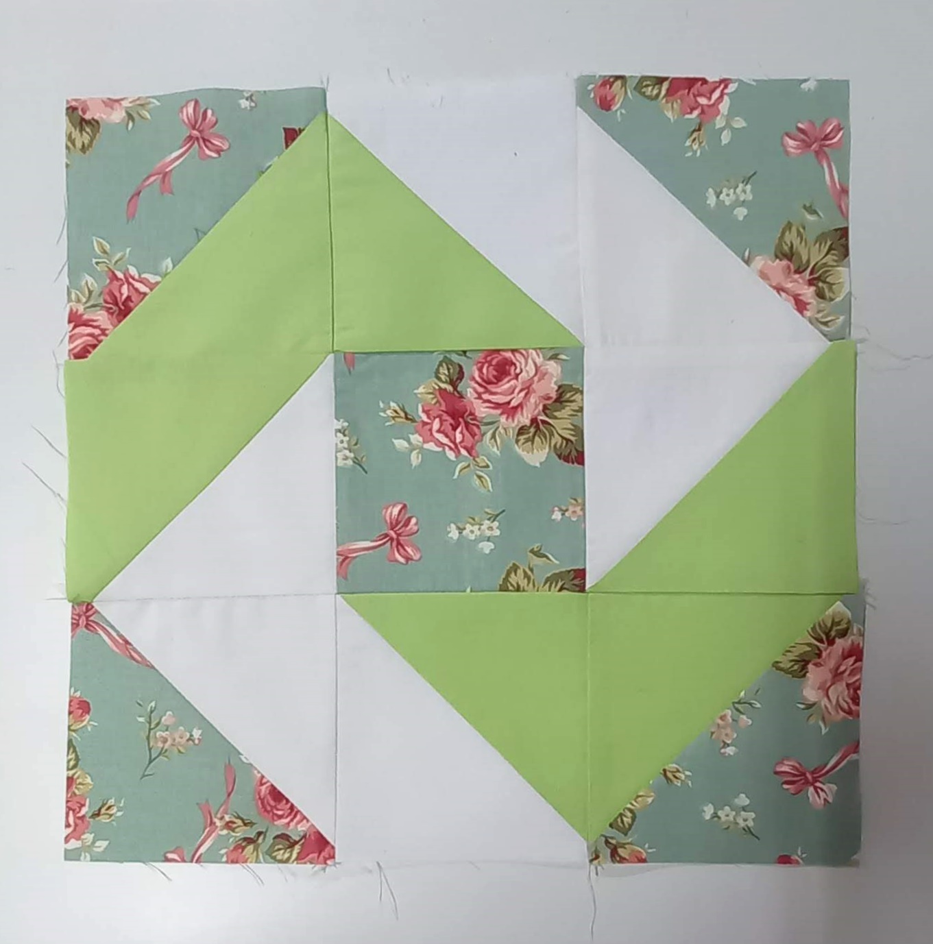 Trilho de mesa com patchwork - Atelier Lili Ponto a Ponto | Hotmart