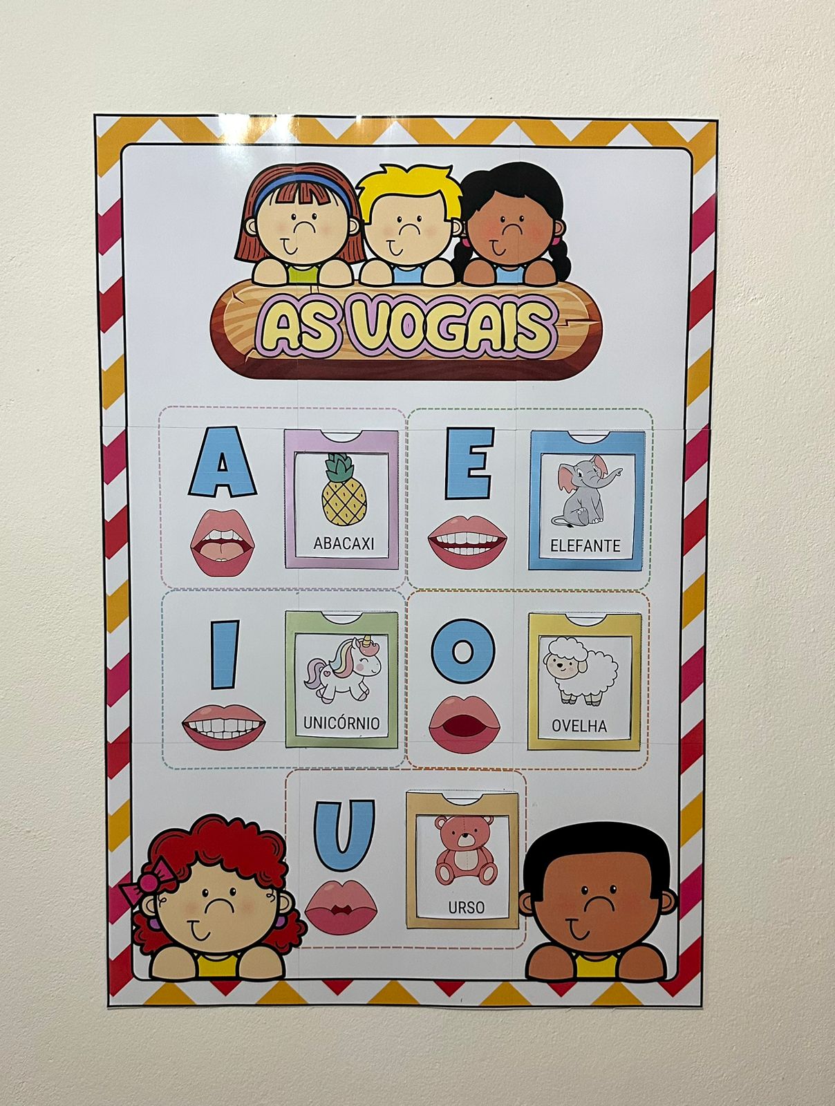 PAINEL AS VOGAIS ( trabalha as vogais de forma lúdica e atrativa)