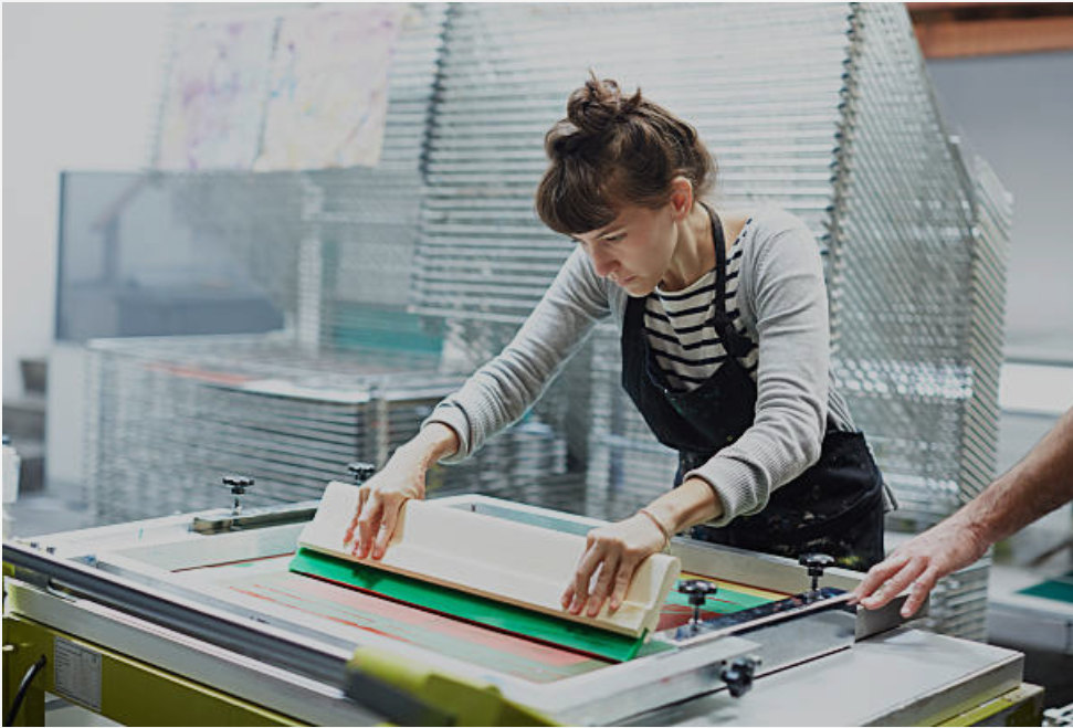 Aprenda como personalizar camisetas em Silk screen avançado na prática