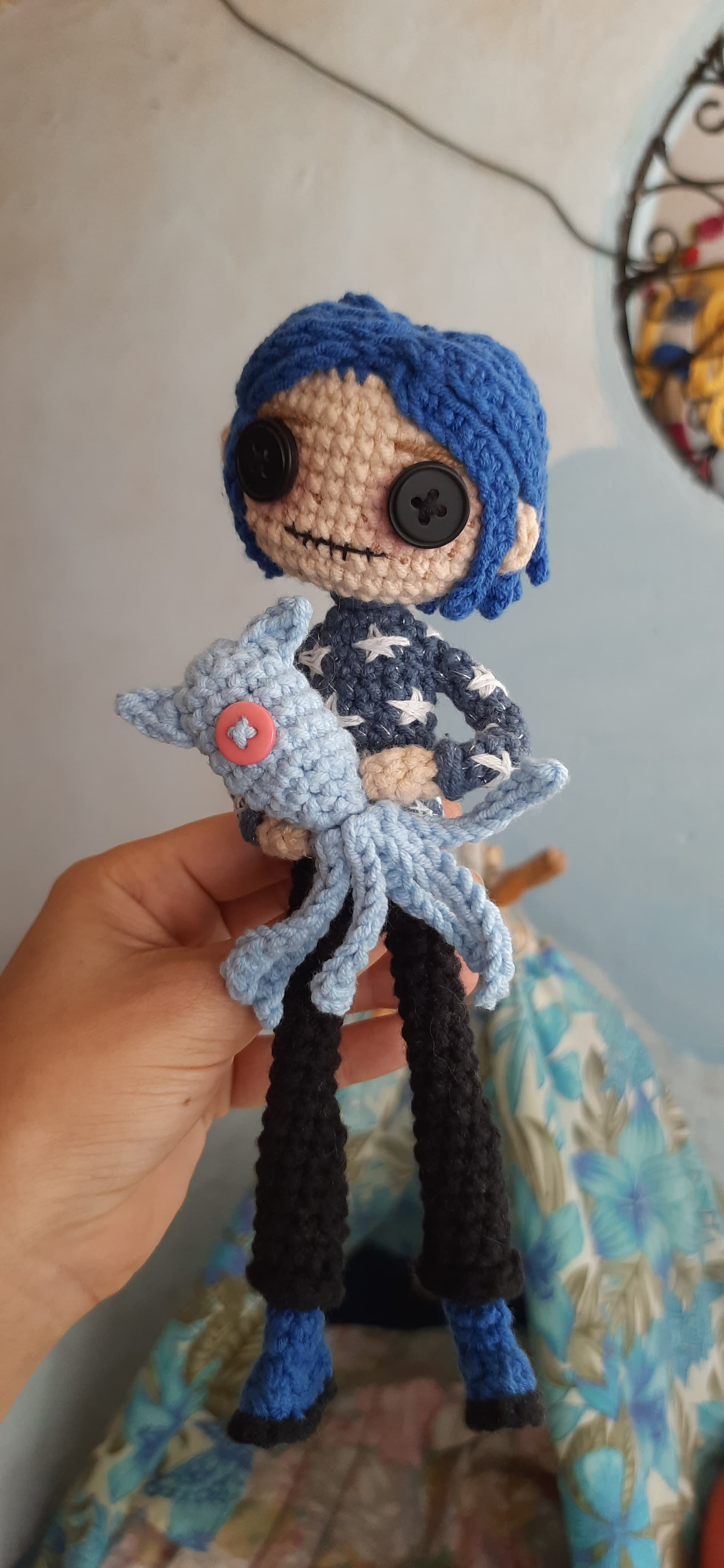 Receita Amigurumi - Coraline com Casaco de Estrelas - CrocheWithCa...