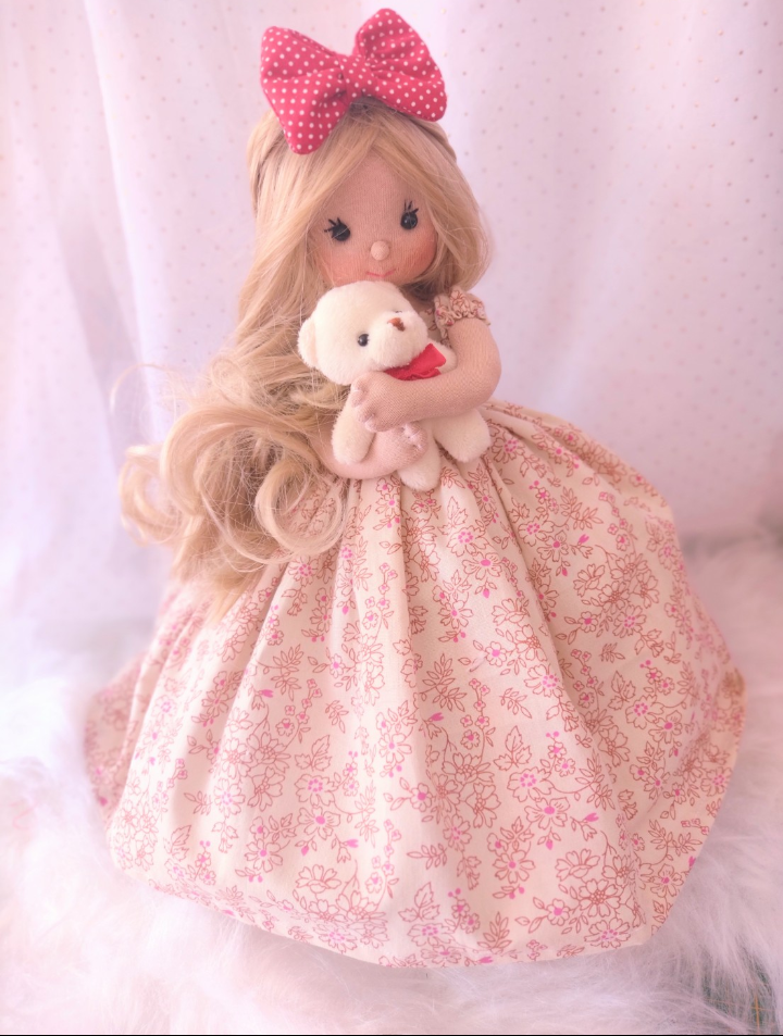 Boneca no cone de linha - Escola de bonecas Ateliê Titis Costa