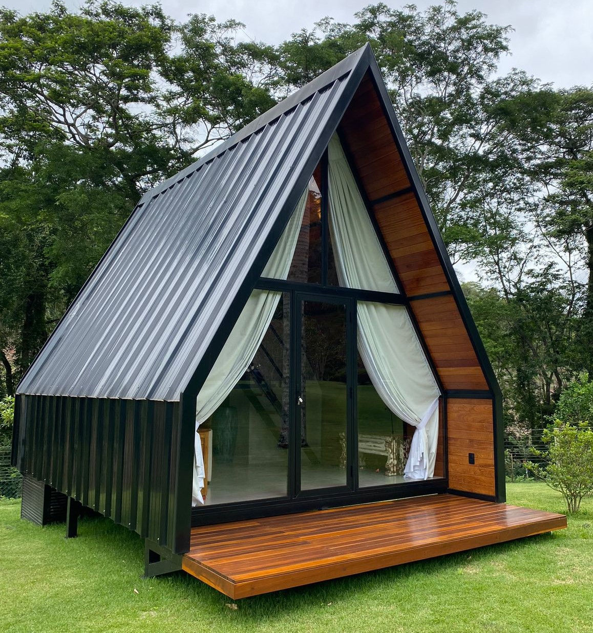 PROJETO DE CHALÉ A FRAME DE 31M² EM ESTRUTURA METÁLICA - Cabana TCH...