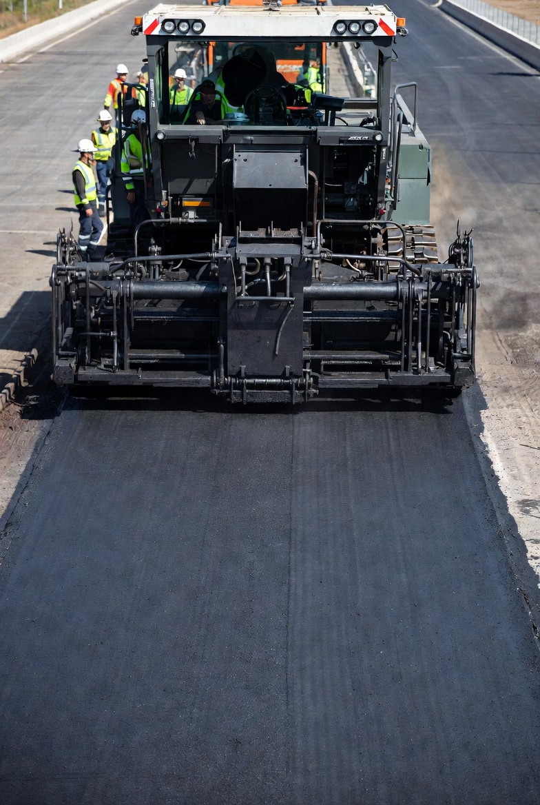 Asphalt Made Simple_Real-World Guide to Asphalt Installation and Pe...